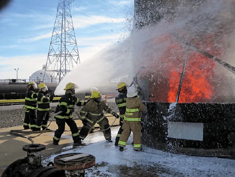 Revista AdNormas - A gestão de incêndios em tanques de armazenamento